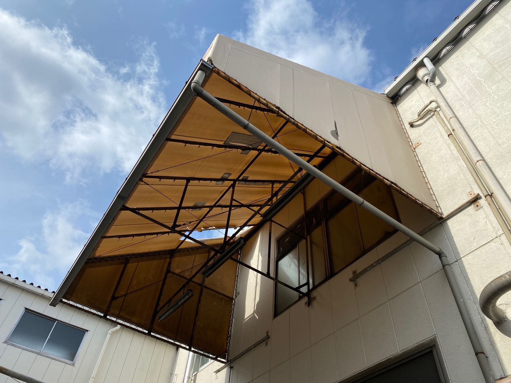 【名古屋市守山区】工場でテント張替え、塗装 : オーニングテント・ビニールカーテン・間仕切りの製作・施工｜愛知・名古屋｜シーエスピーエル株式会社 CSPL.inc